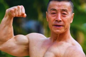 Ha 77 anni ma sembra un cinquantenne: svelato il suo enorme segreto ...